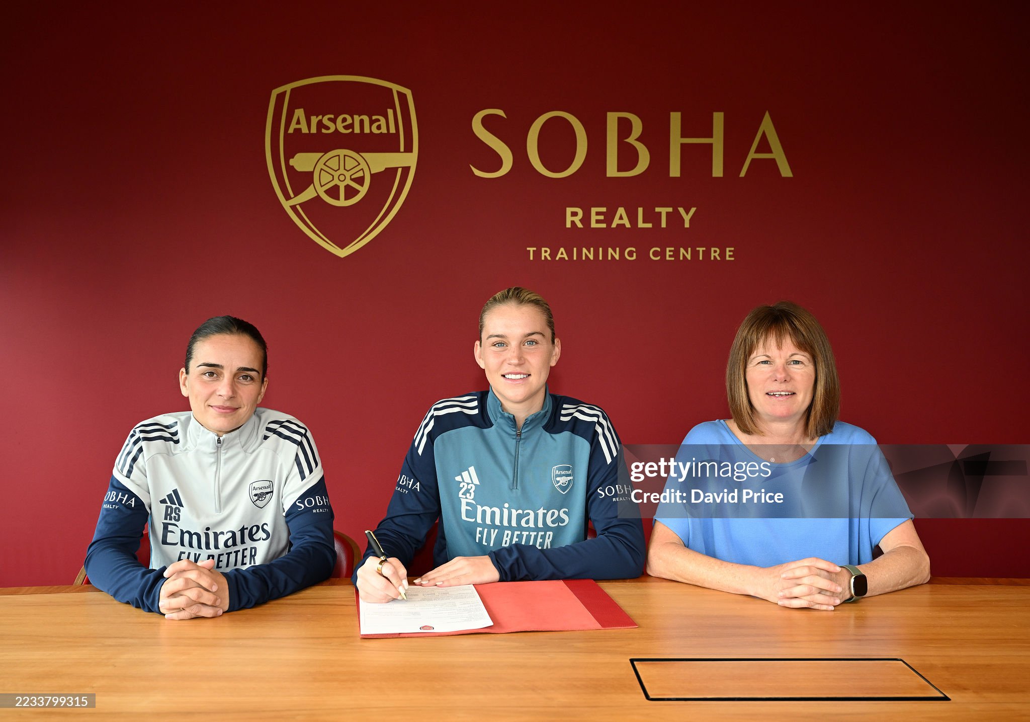 Arsenal striker signs new long-term deal in north London - The Halfway Line